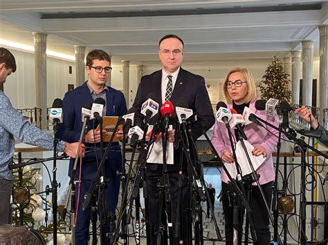 Polska 2050 Szymona Hołowni sprawdza działania Orlenu w sprawie marż na