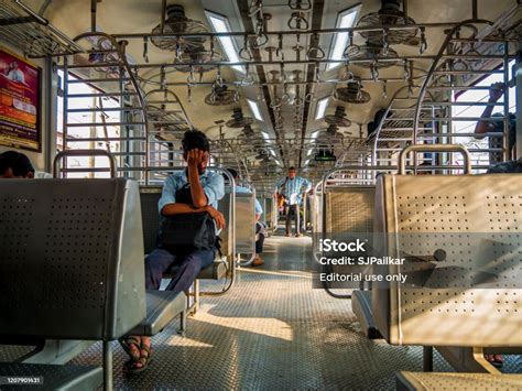 Penumpang Tak Dikenal Di Dalam Kereta Api Lokal Indian Railway Di Jalur