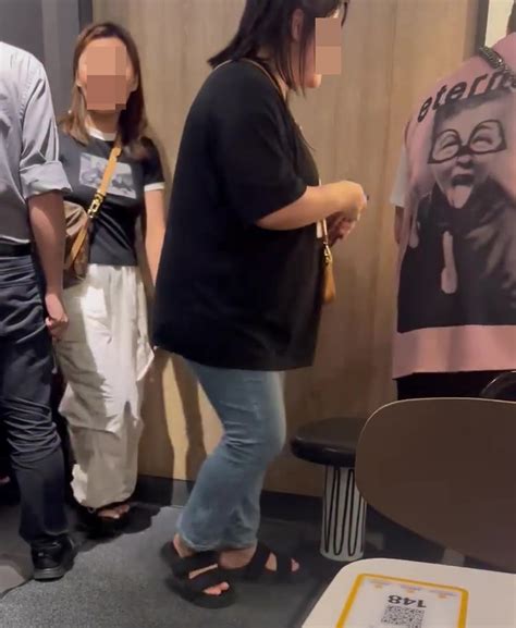 疑女廁停用 5女「急」不及待硬闖快餐店男廁 網民形容：觀鳥團｜juicy叮 星島日報