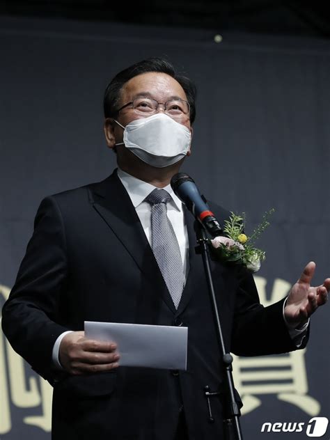 사진 축사하는 김부겸 총리 머니s