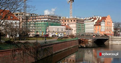 Nieruchomości We Wrocławiu kupują za miliardy mieszkania domy i działki