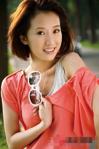 豪门阔太李念低胸玩自拍 胸前美人痣外露18社会万象99养生堂