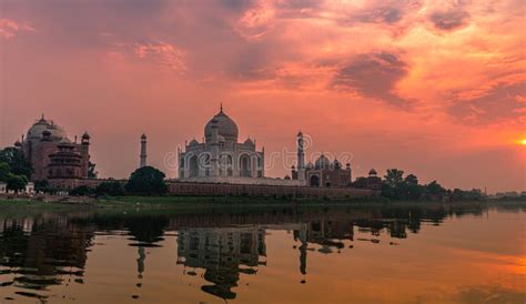Mausoleo De Mármol Blanco De Marfil Del Taj Mahal En La Ciudad India De Símbolo Hermoso De La