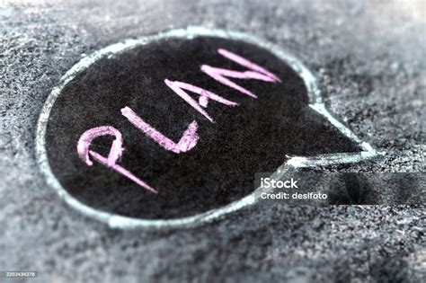 타원형 또는 손으로 그린 원 말풍선의 크레용 또는 분필 그림의 측면도 검은색 칠판 분필 보드 또는 필기 슬레이트 위에 분홍색 텍스트 Plan이 있는 콜아웃 나머지 영역은