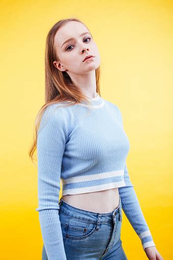 어린 예쁜 십대 소녀 감정적 인 포즈 에 노란색 배경 패션 라이프 스타일 사람들 개념 귀여운에 대한 스톡 사진 및 기타 이미지
