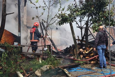 Sakarya da evde çıkan yangında mahsur kalan kişi kurtarıldı