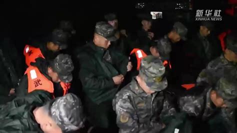 闻令而动 武警官兵奋战6个小时解除堤坝险情凤凰网视频凤凰网
