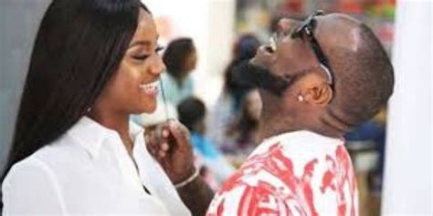 Davido le chanteur partage une vidéo romantique de lui en compagnie