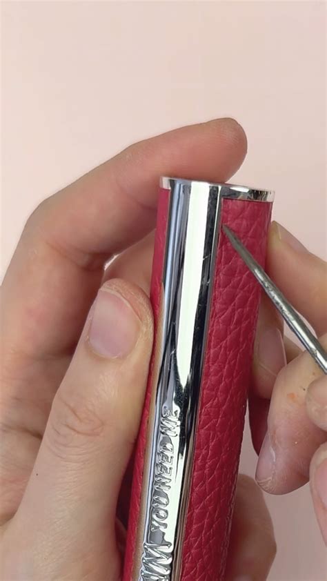 멜란지 가죽공방 ️ 분당가죽공방 ️가죽공예 안녕하세요 멜쌤이에요🫶🏻 립스틱 케이스 무지개 반짝이가 맘에 들지 않아 취향 담아 가죽으로 감싸줬어요😍 꼼꼼한 본드 칠이