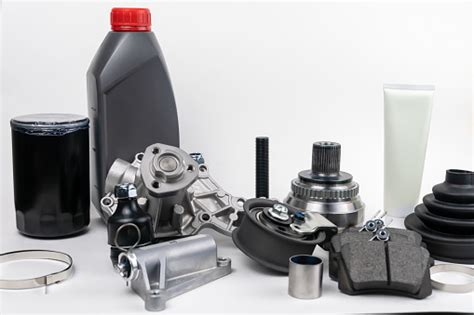 많은 자동차 부품이 흰색 배경에 놓여 있습니다 엔진 및 서스펜션 부품 스위블 너클 조인트 및 엔진 부품이 펼쳐집니다 새로운 예비