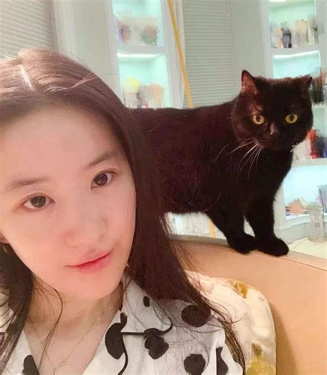 再次演繹都市女性！《玫瑰的故事》36歲劉亦菲私下從容自在的5個美麗法則。 Vogue Taiwan