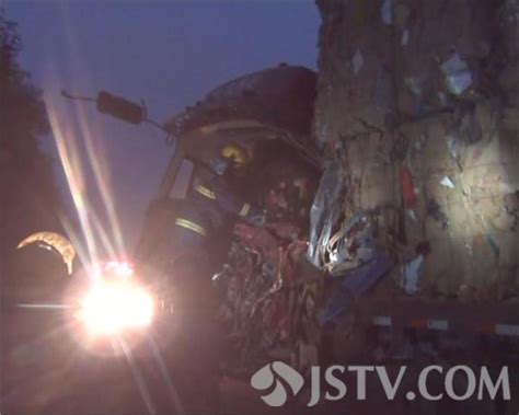 大货车撞上砖车 司机被卡身亡