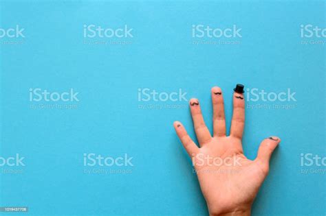 블루 종이 바탕에 실린더와 콧수염 손가락 Movember 개념입니다 최고의 볼 수 있습니다 플랫이 하다 11월에 대한 스톡 사진