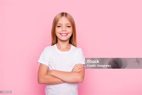 행복 사람 의료 개념입니다 귀여운 사랑 스러운 달콤한 팔짱 여자 펑크 배경에 격리와 세련 된 매력적인 서 집중 부드러운 부드러운 매력의 초상화를 닫습니다 아이에 대한 스톡