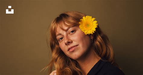 그녀의 머리에 꽃을 가진 여자 사진 Unsplash의 무료 꽃 이미지