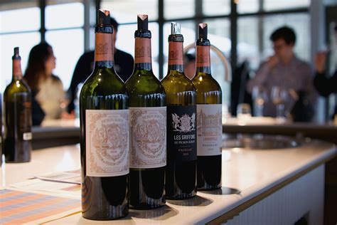 2020 년 단색 배경 라벨 럭셔리 레드 와인 마시는 것 메를로 메를로 와인 목조 테이블 바 액세서리 벽돌 벽돌 배경 벽돌 벽 병 보르도 빈티지