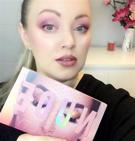 Huda Beauty New Nude Eyeshadow Palette Review, Swatches, Makeup Look ...