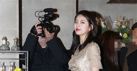 포토엔 수지 시선 집중시킨 밀착초미니 각선미