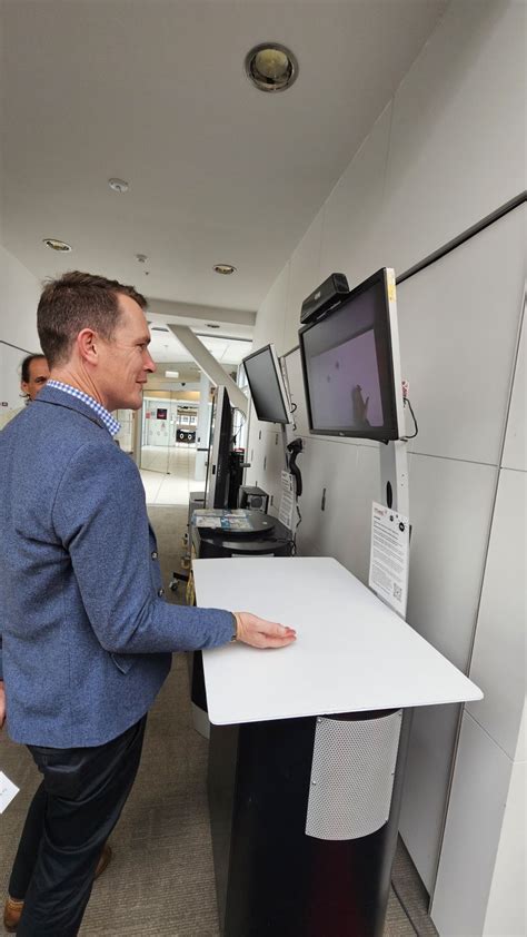 Hit Lab Nz Privileged To Introduce Our Research Achievements And Facilities To Dr Hamish