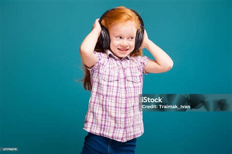 길고 빨간 머리를 가진 체크 무더셔츠와 이어폰을 입은 아름답고 귀여운 어린 소녀가 무식을 듣는다 건강한 생활방식에 대한 스톡 사진 및 기타 이미지 Istock
