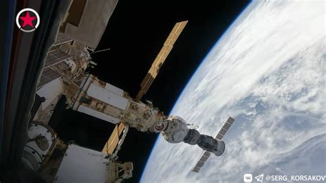 Космонавты разместили на внешнем борту модуля Наука фотографии