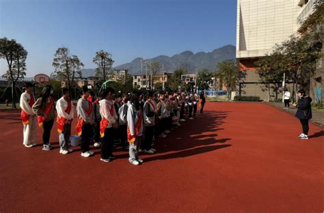 我校开展“大手牵小手，一起学雷锋”义务植树活动 团委