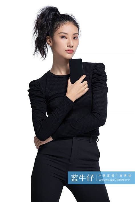 时尚的年轻美女展示手机 蓝牛仔影像 中国原创广告影像素材