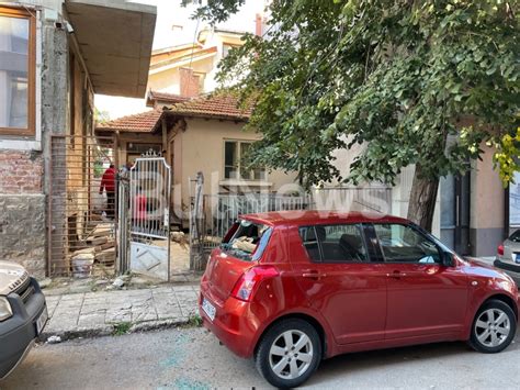 Извънредно Млад мъж почина в центъра на Враца има линейка и полиция снимки