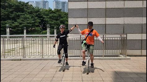 외발자전거 배우기 아이들링 연습도 혼자 보다는 둘이 함께 하면 더 재미있어요 Unicycle 외발자전거 외발자전거배우기