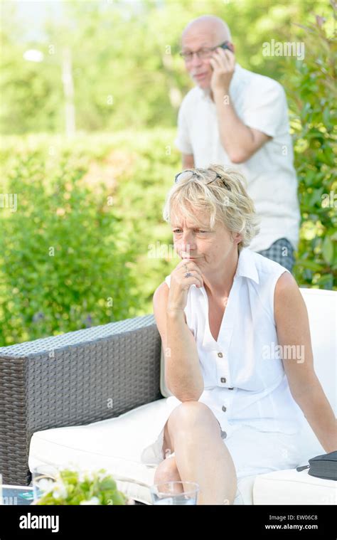 Une Femme Jalouse De Son Mari Sur Le Téléphone Photo Stock Alamy