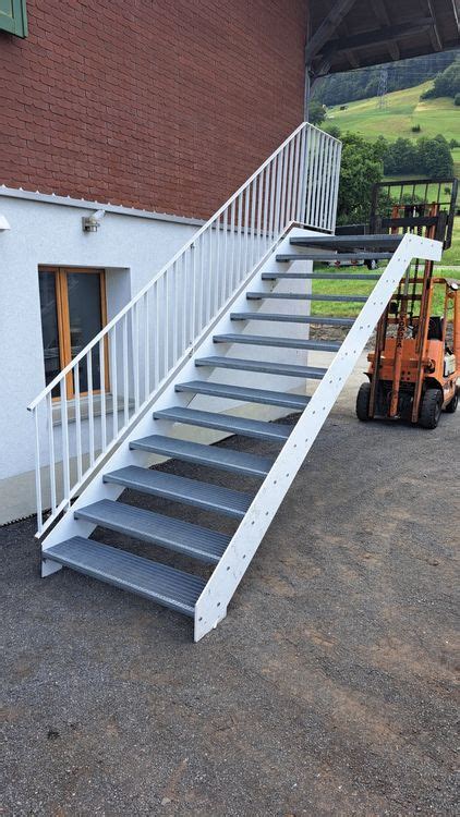 Treppe mit Podest und Geländer Gebraucht in Reichenbach i K für CHF nur Abholung auf