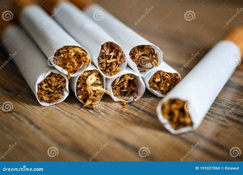 Cigarrillos De Tabaco Hechos A Mano Sobre Fondo De Madera Foto De Archivo Imagen De Extracto
