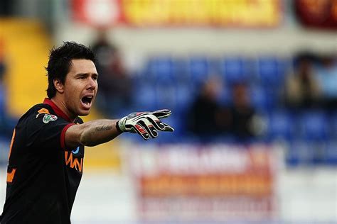 Che fine ha fatto Doni? L'ex Roma in mezzo ai...dinosauri insieme ad ...