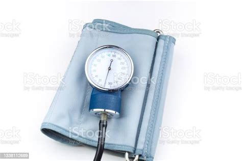 청진기 건강한 개념으로 혈압을 측정하기위한 흰색 테이블에 토노미터 압력 측정 건강 검진에 대한 스톡 사진 및 기타 이미지