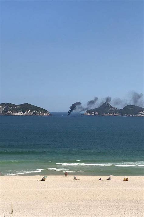Embarcação Pega Fogo E Assusta Banhistas Na Praia Da Barra Veja Vídeo