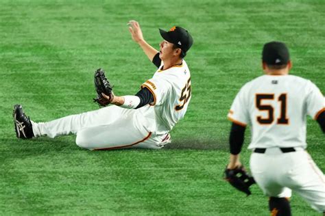 ＜巨・ヤ＞9回、サヨナラ打を放ち丸（右）から手荒い祝福を受ける秋広（撮影・島崎忠彦） スポニチ Sponichi Annex 野球