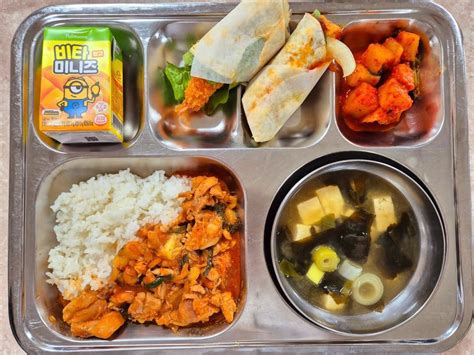 닭갈비닾밥에 같은 치킨또띠아가 안좋아서 큰맘먹고 머리없는 왕새우튀겨 말아주니 훨씬 쉽다 🥰🥰 선생님들도 욕심껏 더 먹고
