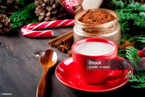 크리스마스 장식 선물 소나무 콘 포장 공예 종이어두운 나무 테이블에 빨간 컵에 뜨거운 수제 코코아 만들기 Xmas 선물 상단보기 복사 공간 겨울 휴가 개념입니다 12월에