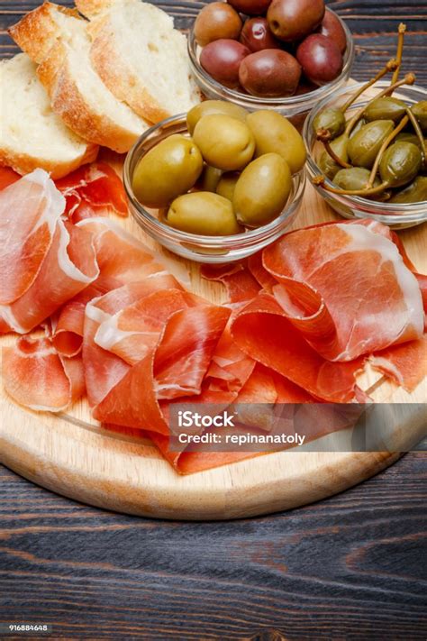 이탈리아 햄 Crudo 또는 나무 절단 보드에 스페인 Jamon 고기 접시 개체 그룹에 대한 스톡 사진 및 기타 이미지 개체