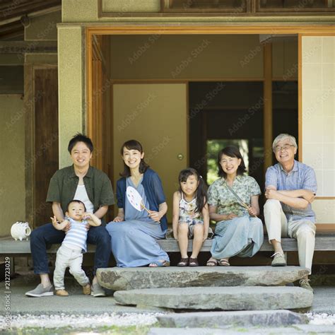 縁側で涼む3世代家族 Stock 写真 Adobe Stock