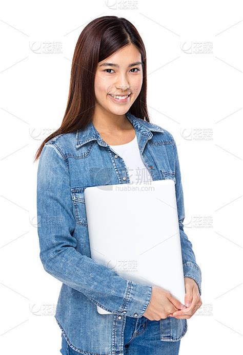 女人拿着笔记本电脑