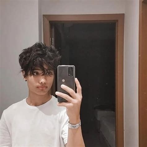 Athos Len Athos Gustavo • Threads Say More