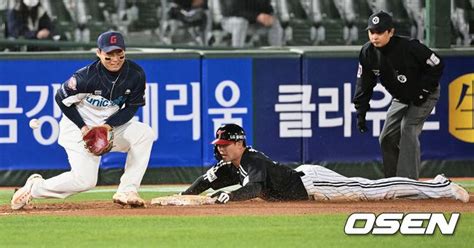 사진 유강남 포일때 홍창기 3루까지