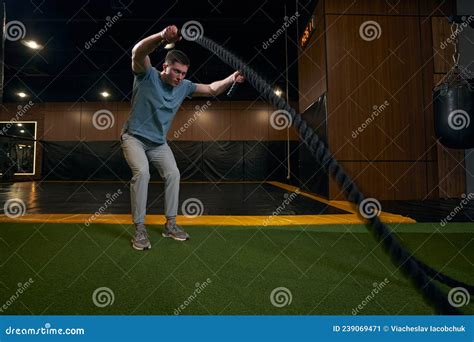 Deportista Concentrado En El Gimnasio Imagen De Archivo Imagen De