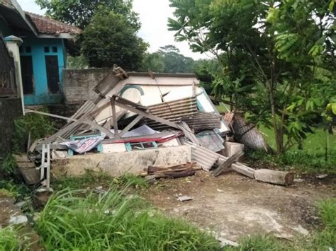 Disapu Puting Beliung 40 Rumah Rusak Berat Di Sukabumi