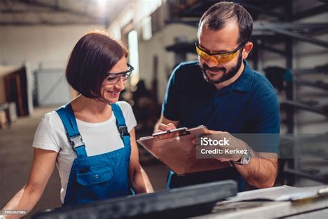 여성 Cnc 기계 운영자에 게 작업 순서를 서명 하는 공장 감독자 2명에 대한 스톡 사진 및 기타 이미지 2명 Cnc 장치