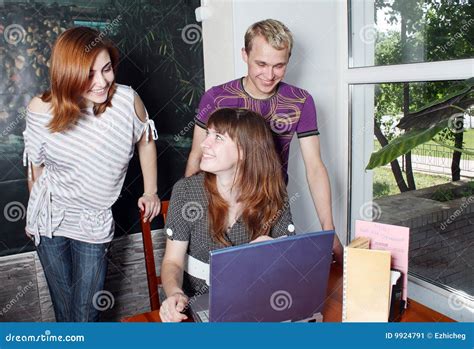 Tres Estudiantes Jovenes Imagen De Archivo Imagen De Muchachos