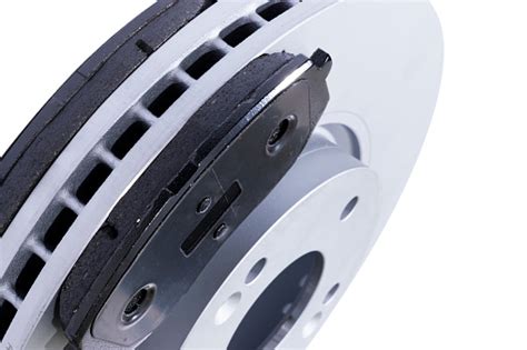 브레이크 디스크와 브레이크 패드 흰색 배경에 고립 자동차 부품입니다 브레이크 디스크로 터 흰색 절연 브레이크 디스크입니다 자동차 부품입니다 자동차 적입니다 예비 부품 강철에