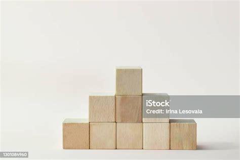 제품 프리젠 테이션연단 나무 큐브로 만든 미니멀 한 계단 기하학적 모양이 있는 장면입니다 브랜딩의 전제 조건 나무 장난감 메달 수상대에 대한 스톡 사진 및 기타 이미지