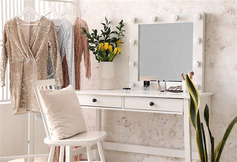 Diy Makeup Vanity With Lights